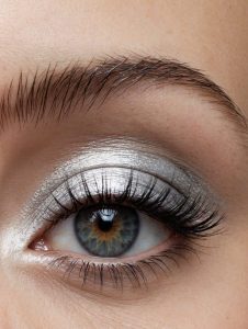 36 Silver Eye Makeup Ideas: Dazzling Metallic Looks